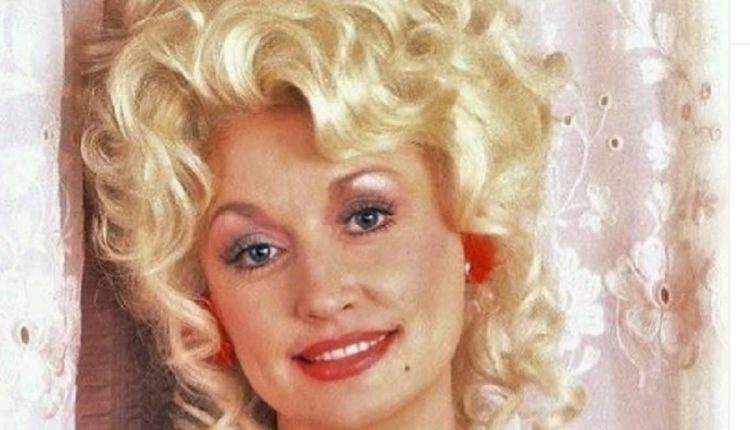 Dolly Parton Praises Kim Kardashian's Instagram Bikini Pic - Country ...