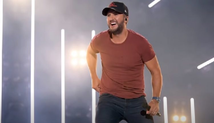 Luke Bryan Returns To The Stage - Country Music Lane